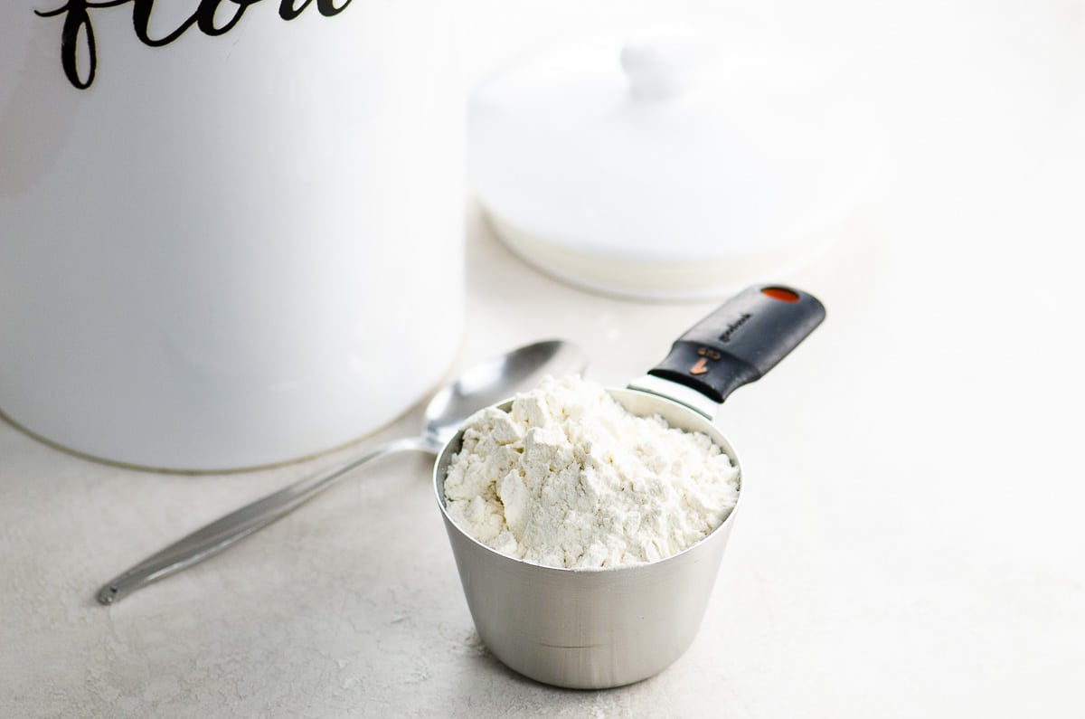 What tool is used to level off when measuring flour? - Umami Girl